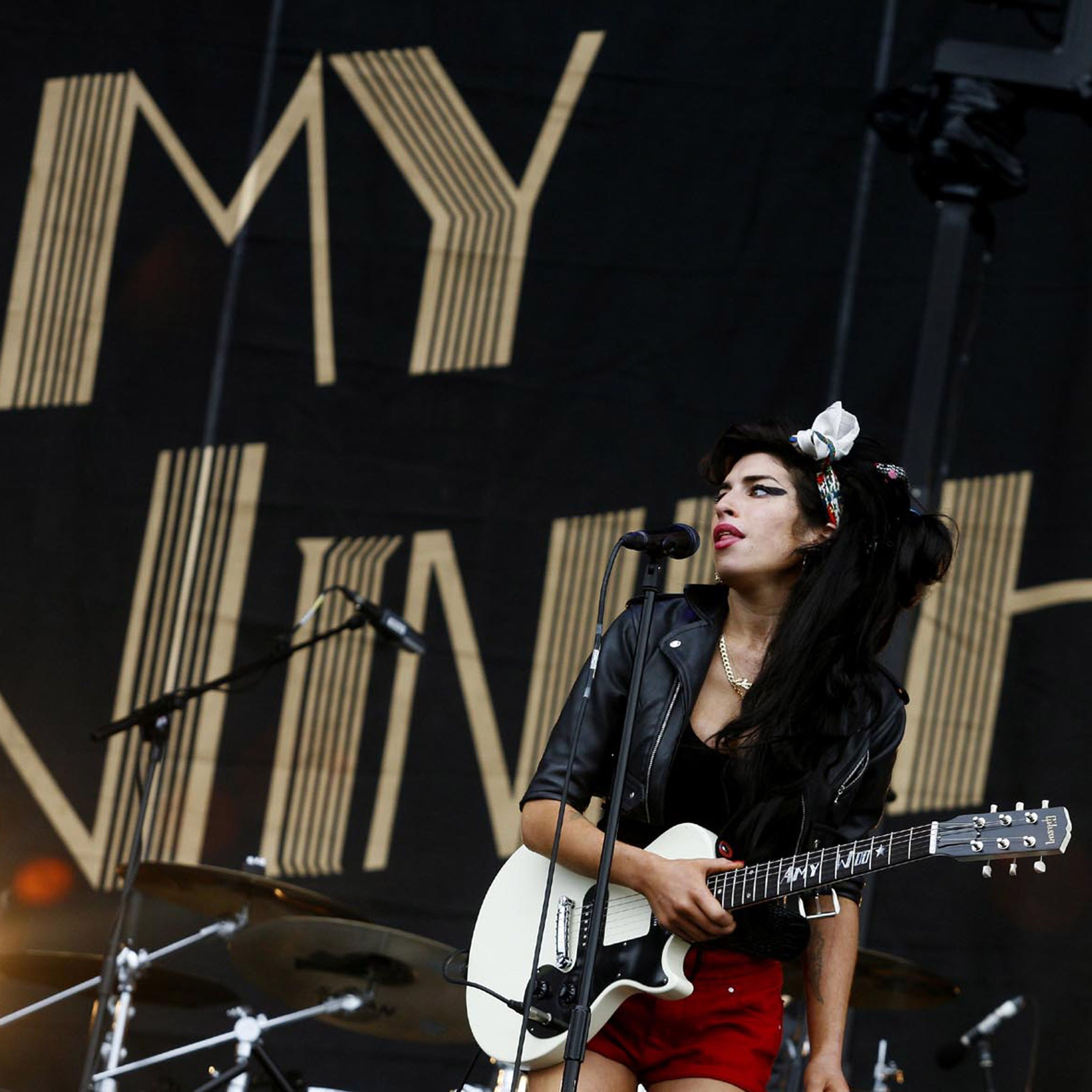 Amy Winehouse De Vuelta Al Soltero Negro