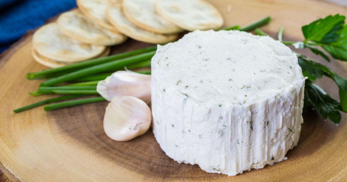 Un médecin alerte sur un célèbre fromage à tartiner "aussi gras que du ...