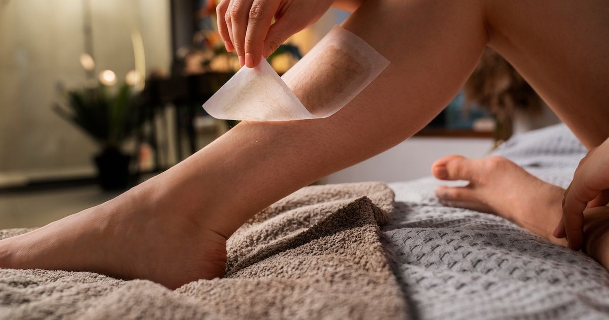 Epilation à la cire : cire chaude ou bandes de cires froides, découvrez notre comparatif