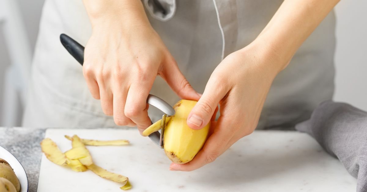 Ce geste simple et efficace permet d'éplucher vos pommes de terre en 5 ...