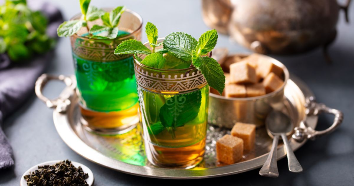 La recette traditionnelle du thé à la menthe : attention à le verser le ...