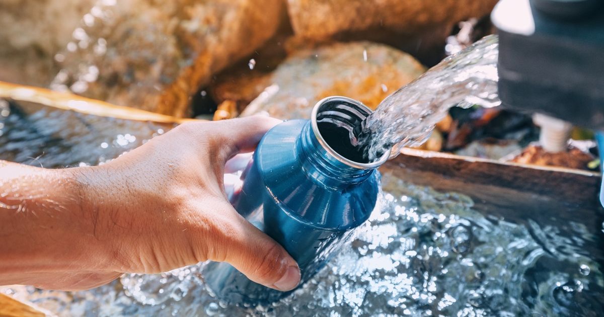 Oui, il y a bien une différence entre eau minérale et eau de source et voici laquelle