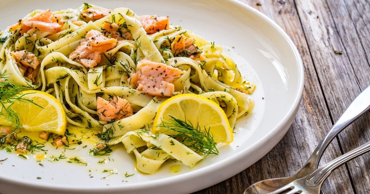 Cette recette de pâtes au saumon est la populaire sur Marmiton : elle ...