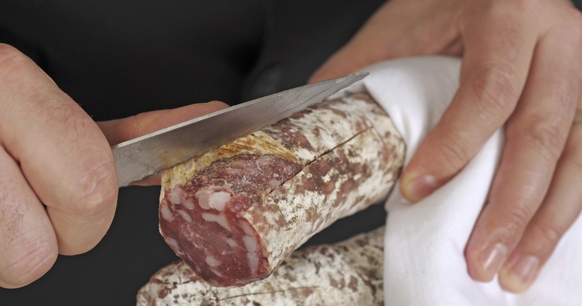 Peut-on manger la peau du saucisson ? Ce boucher tranche une bonne fois ...