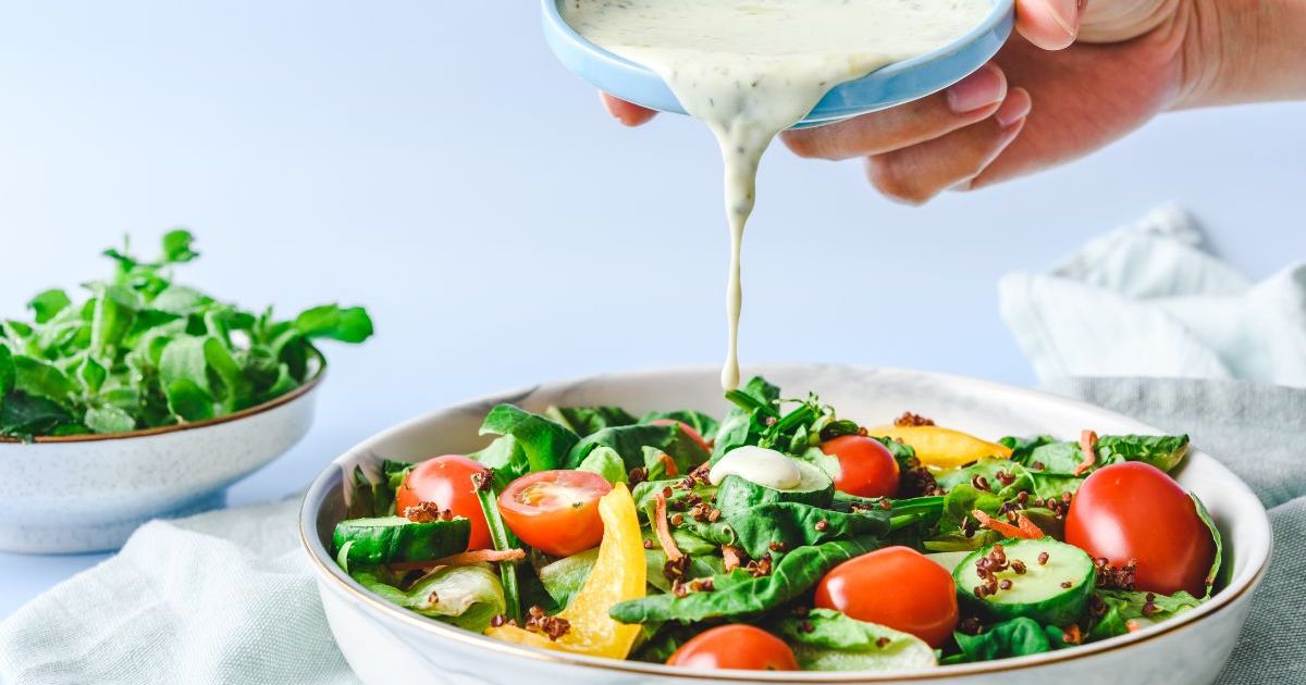 Cette sauce salade légère avec 3 ingrédients (et sans huile) va devenir ...