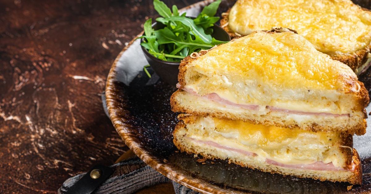 À mi-chemin entre le cake et le croque-monsieur, ce croque-cake gratiné ...