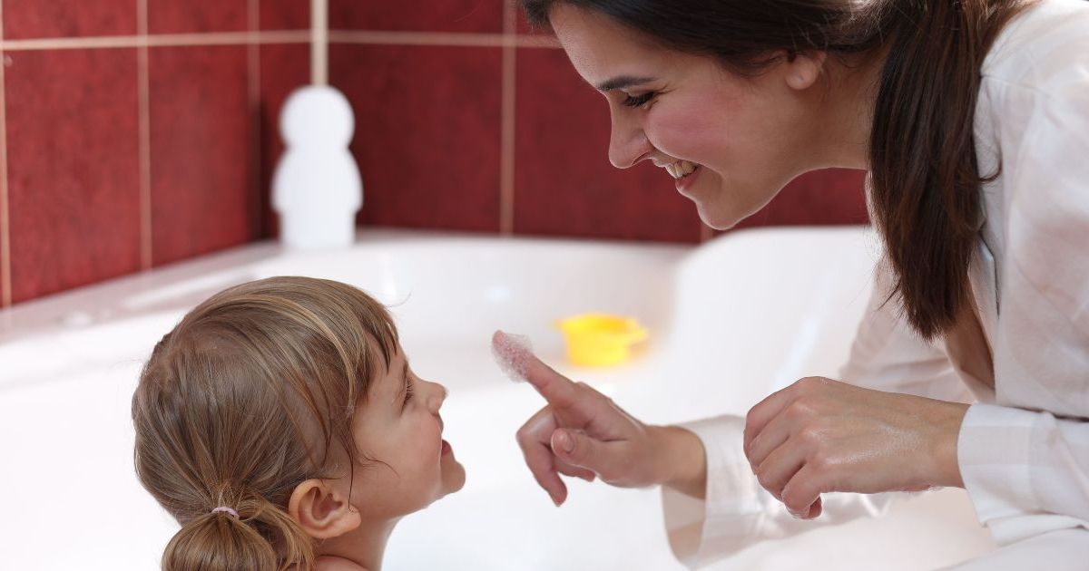 7 astuces pour apprendre à son enfant à se laver tout seul