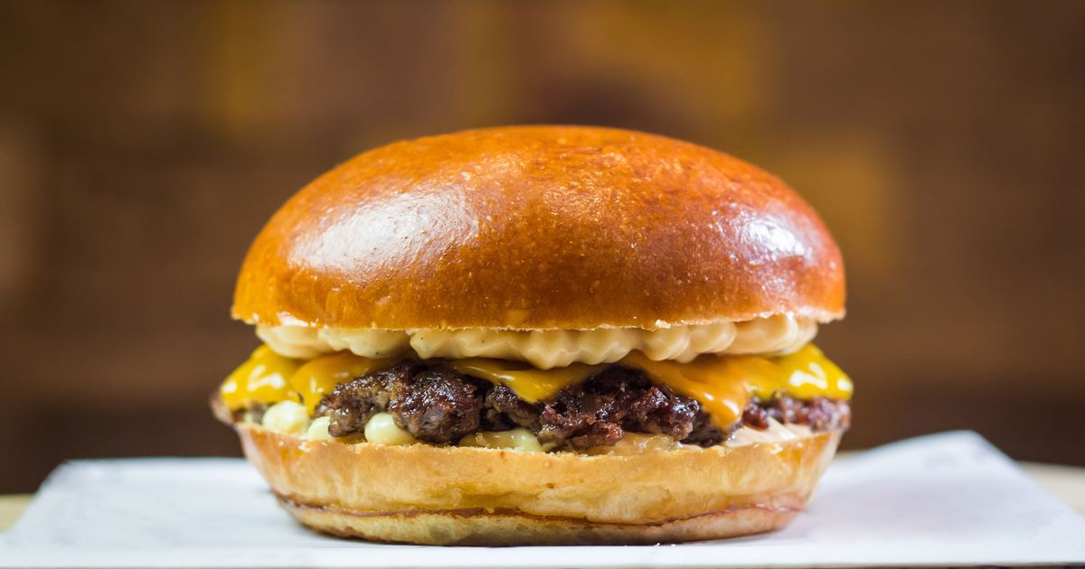 Dites adieu au burger classique avec la recette incontournable du smash ...
