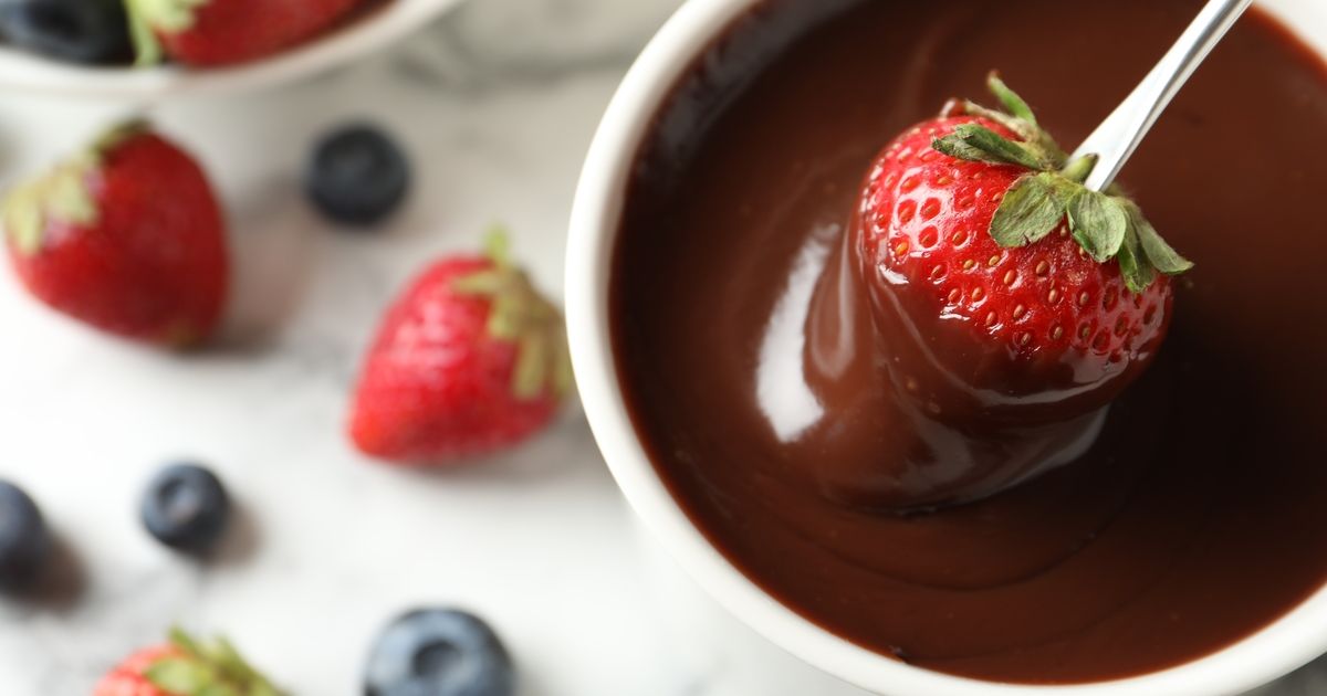 Laissez-vous séduire par ce service à fondue au chocolat, parfait pour ...