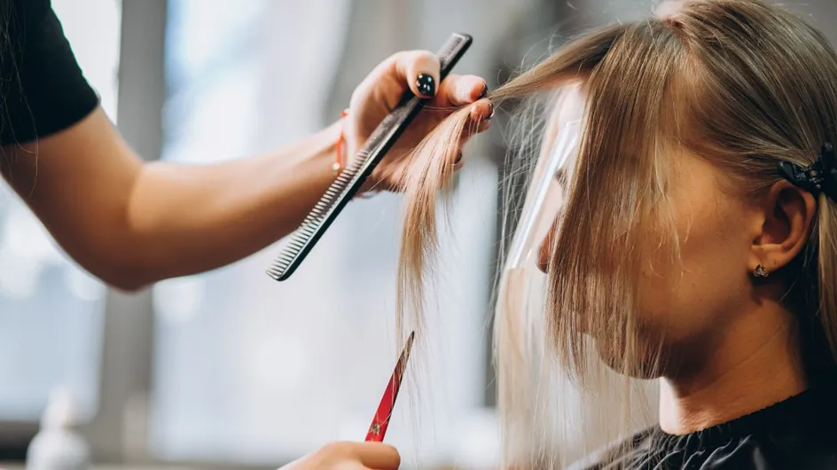 Cheveux après 50 ans : oubliez la frange rideau, la "letterbox bangs ...