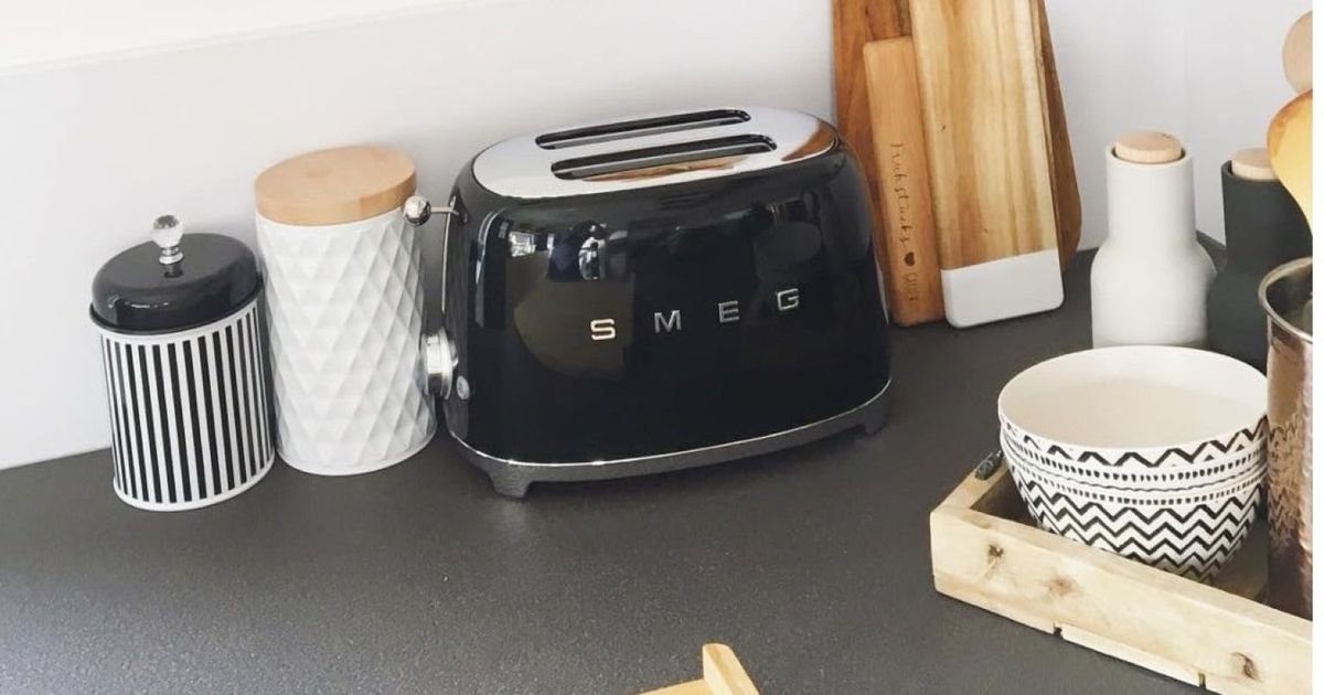 Ce grille-pain Smeg semblant tout droit sorti des années 50 perd le ...