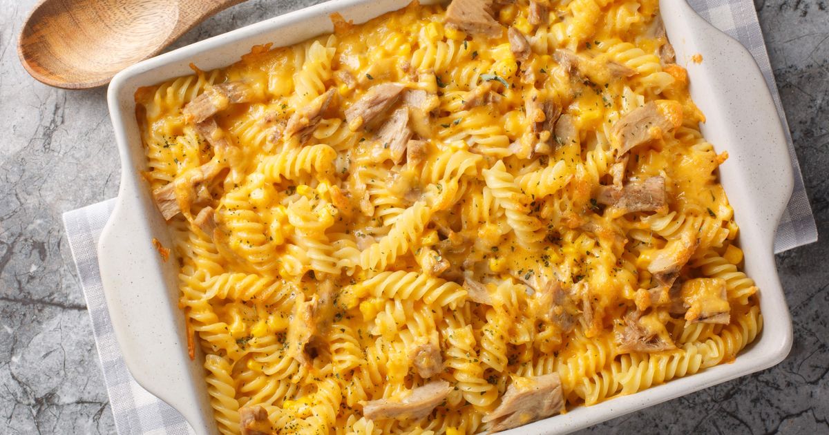 Ce gratin de pâtes à faire avec une simple boîte de thon et prêt en 15 ...