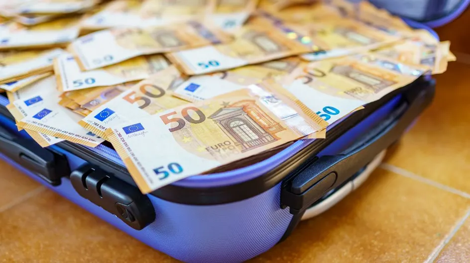 Elles découvrent une valise pleine de billets sur un parking et la rendent au propriétaire, il ...