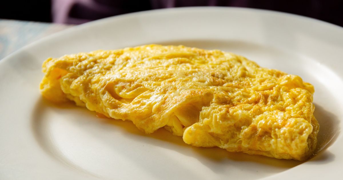 Ce chef dévoile le secret le mieux gardé pour réaliser une omelette légère et épaisse comme ...