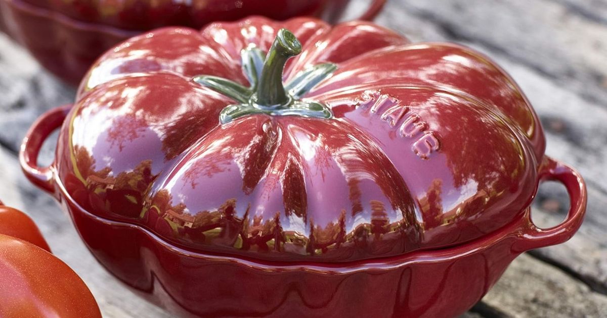 Cette mini cocotte Staub en forme de tomate est la star de l’été (et ...