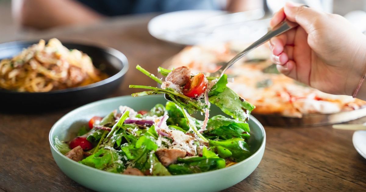 Cette nutritionniste donne son astuce pour manger au restaurant de ...