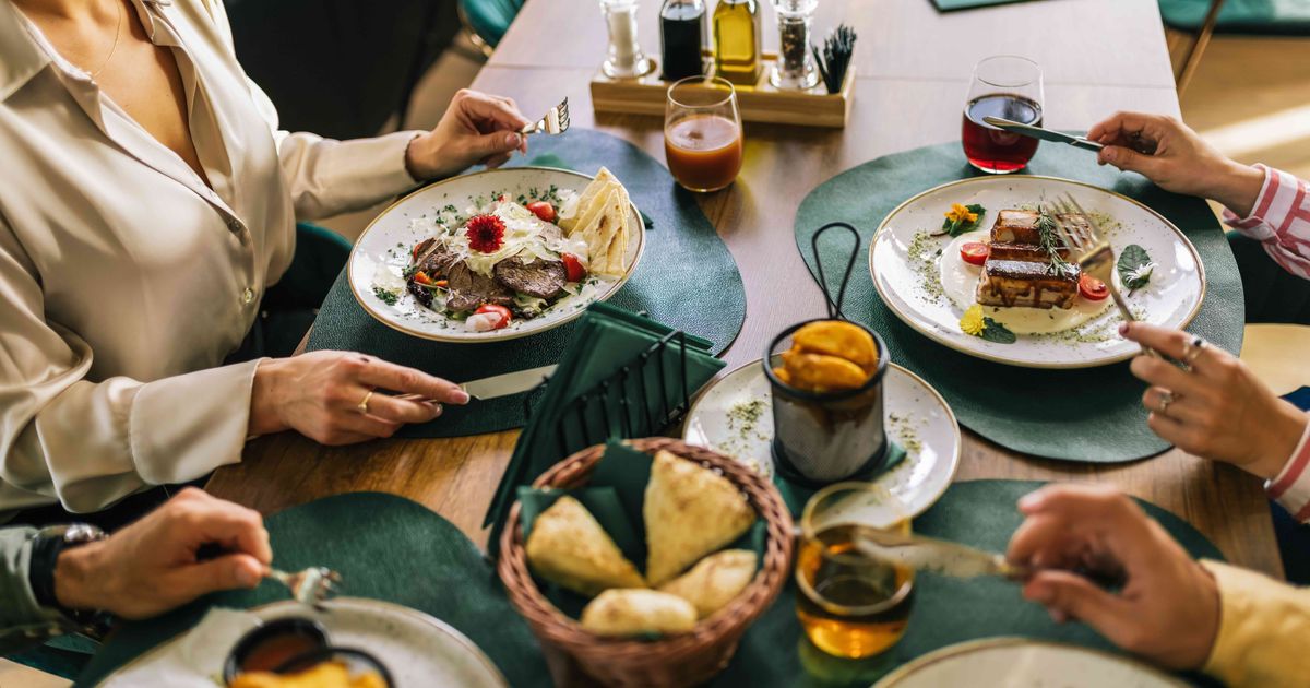 Les psychologues sont formels : débarrasser la table au restaurant veut ...