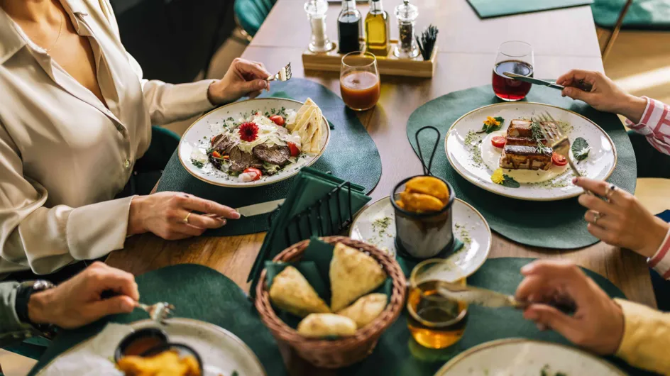 Les psychologues sont formels : débarrasser la table au restaurant veut ...