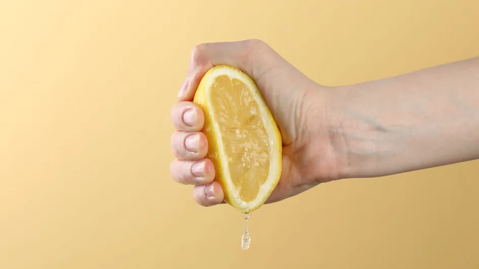 Voici la façon correcte de presser un citron pour en extraire le jus ...