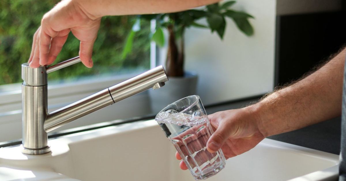 Boire trop d'eau peut-il être dangereux pour la santé ? Cet expert ...