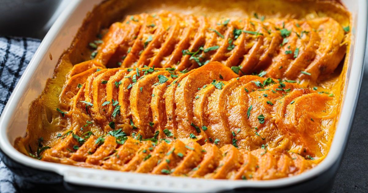 On n'y pense pas forcément, mais ce gratin pas cher est parfait pour accompagner votre viande ...