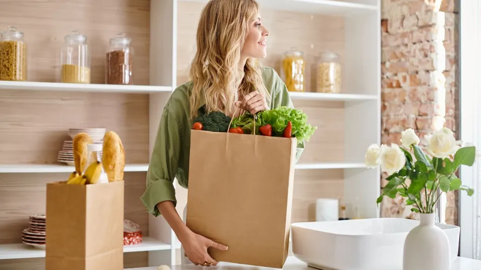 L’astuce géniale pour ranger vos sacs de courses et libérer de la place ...