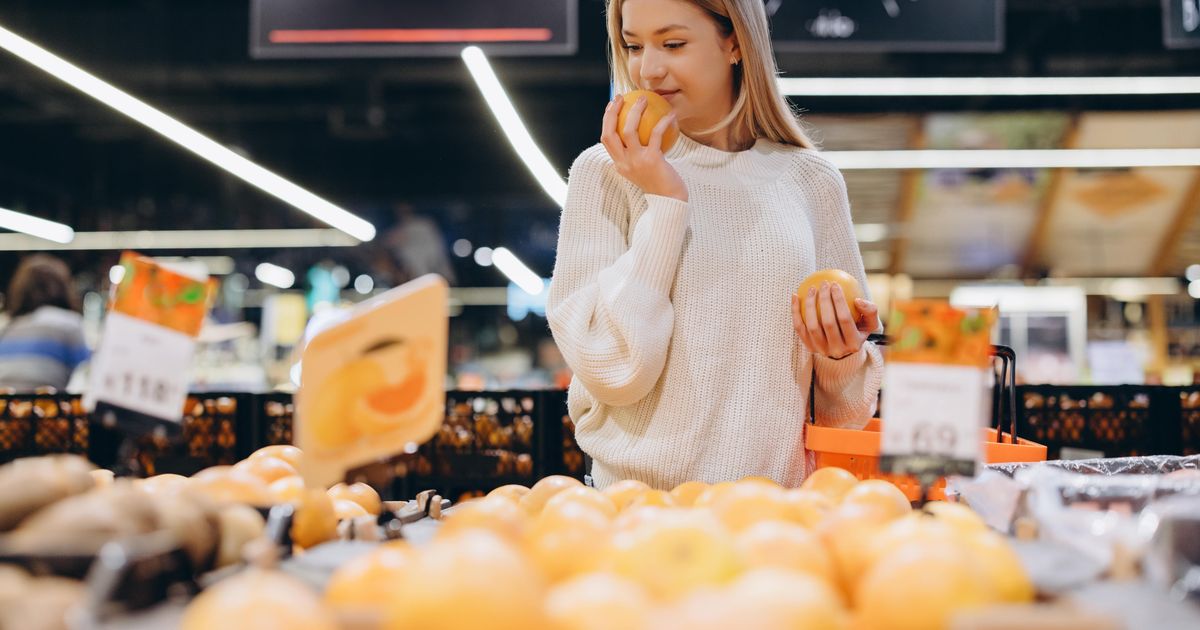 Supermarchés : voici ce que vous risquez si vous grignotez dans les ...