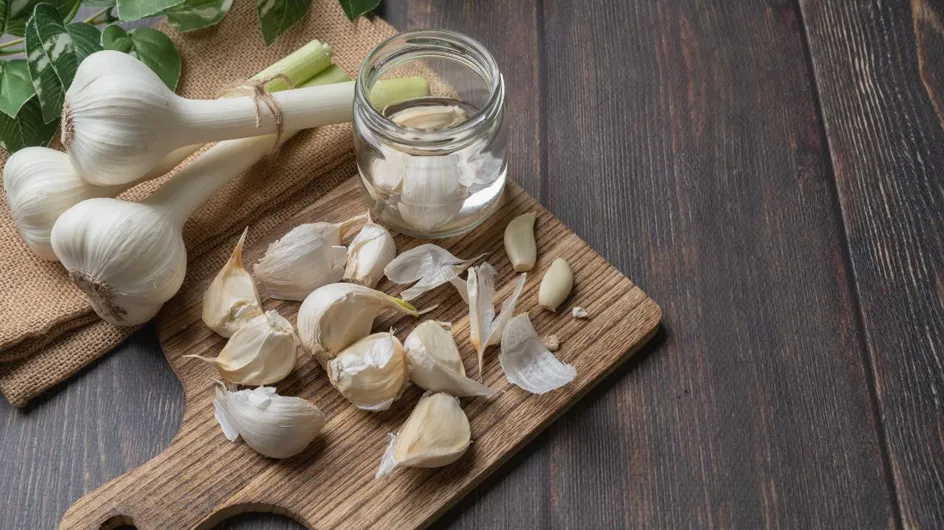 Éplucher une gousse d'ail en la secouant dans une boite ? Ce chef nous ...