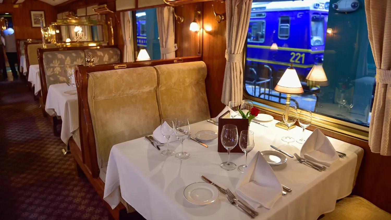 Voici pourquoi les wagons-restaurants d'antan n'existent plus dans nos ...