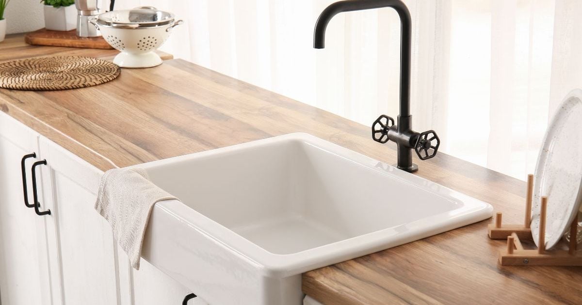 Ne rangez jamais ces aliments sous votre évier : le risque méconnu qui ...