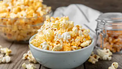 À seulement 19 ans, il lance une marque de pop corn bio dans la cuisine ...