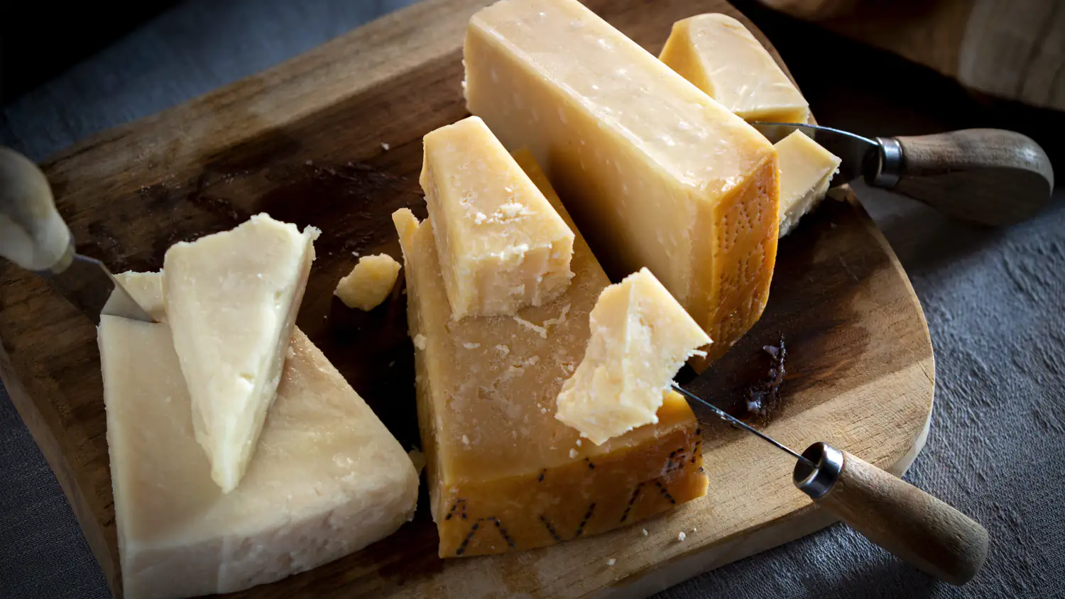 Arrêtez de le fuir pour son gras : ce fromage italien râpé est en ...