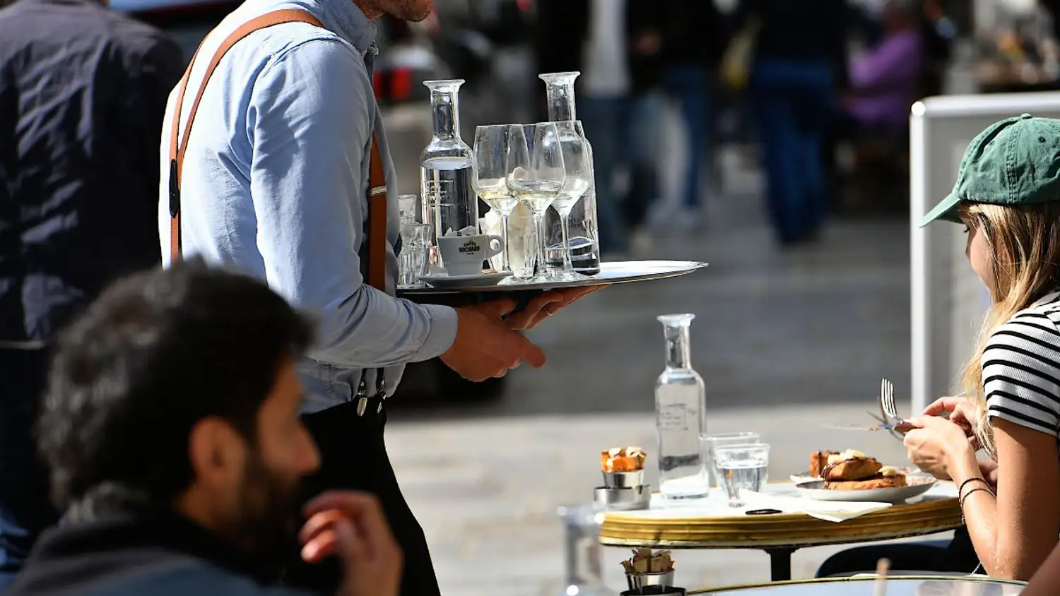 La fin de l'eau gratuite au restaurant ? Cet établissement français ...