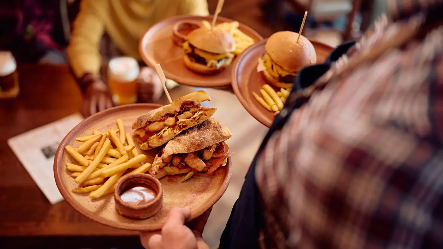 Moins d’un an après son ouverture, le fast-food de ce célèbre youtubeur ...