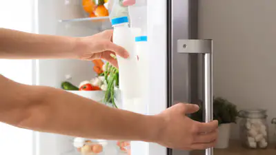 Avis à tous les Français qui mettent le lait dans la porte du frigo ...